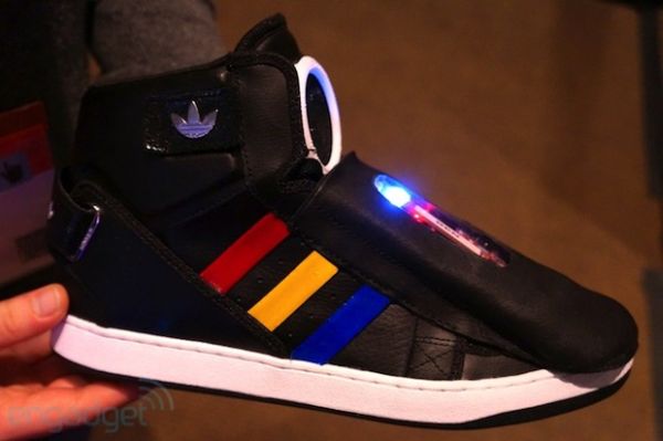 Talking Shoe “Τα Παπούτσια που Μιλάνε” απο την Google και την Adidas ...